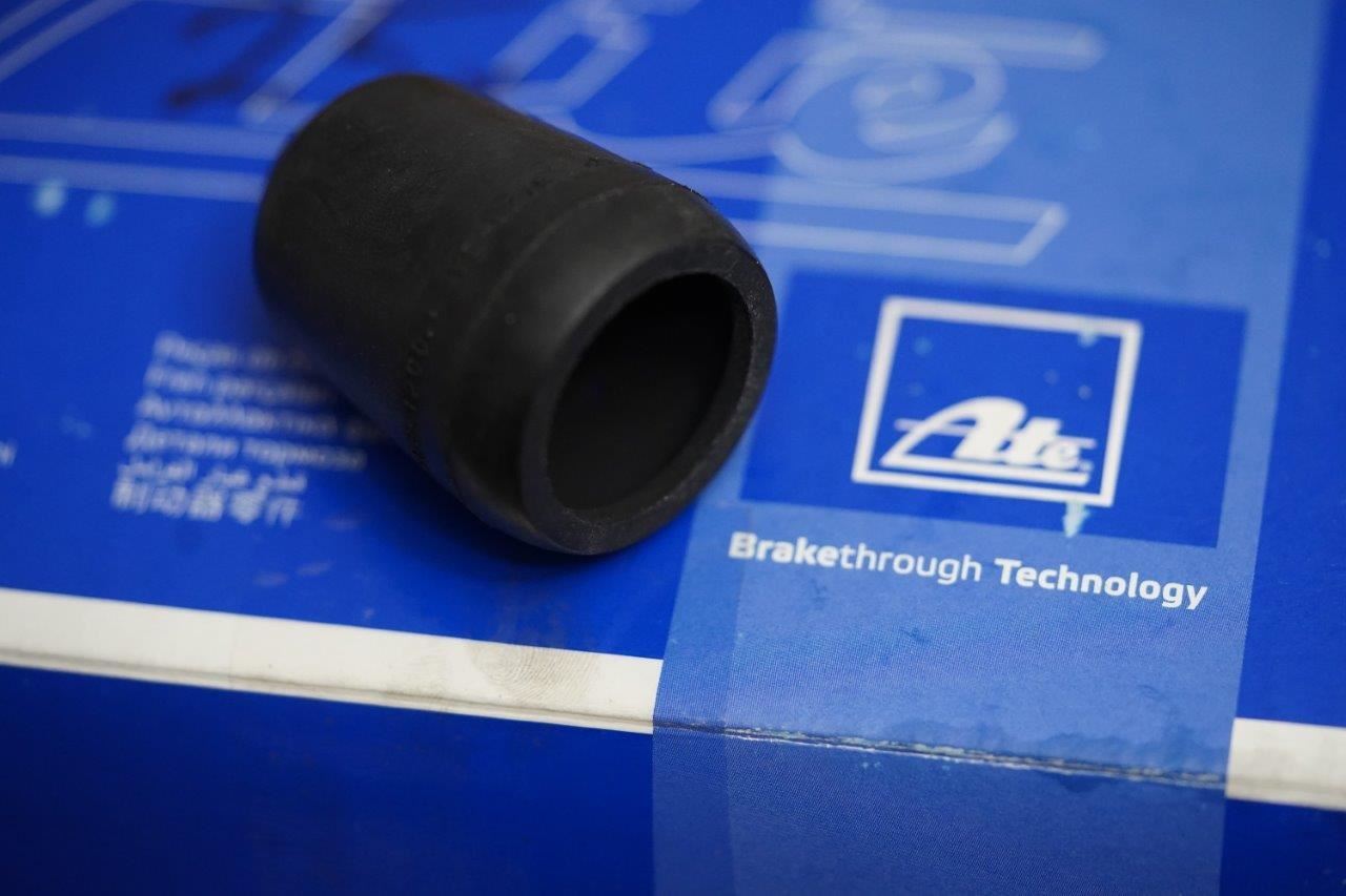 VW NOS. 113 611 195 Master Cylinder Boot