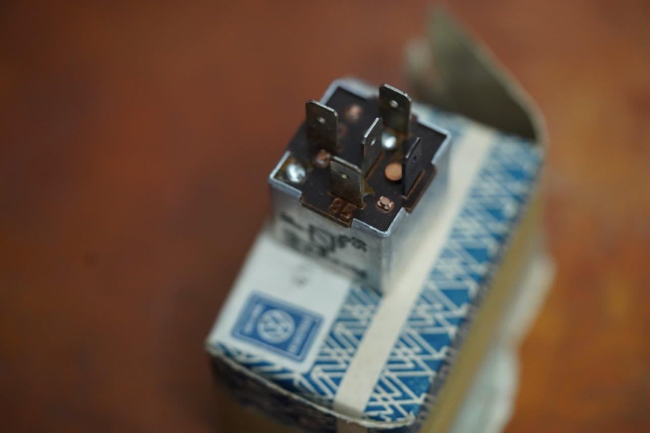 VW NOS. 411 915 511 C Relay