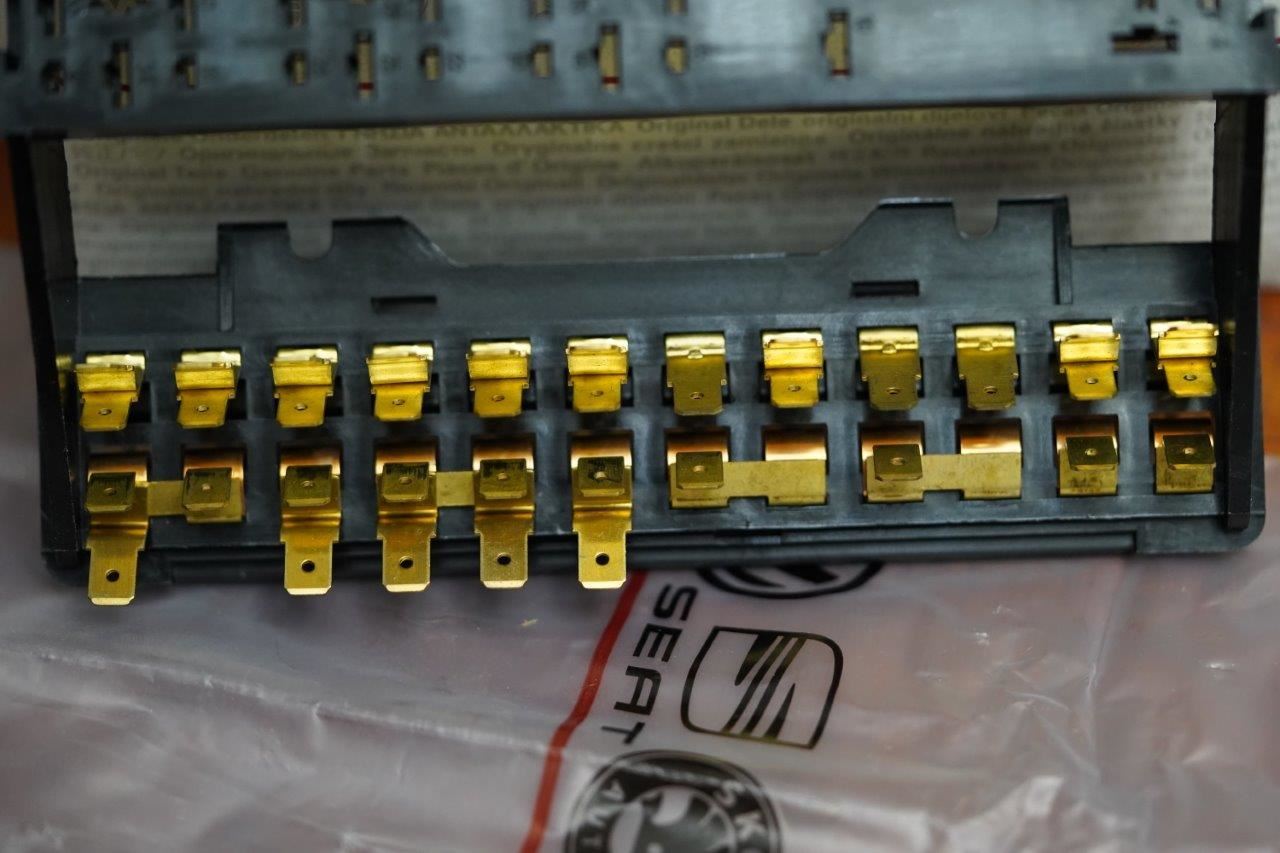 VW NOS. 111 937 505 M Fuse Box